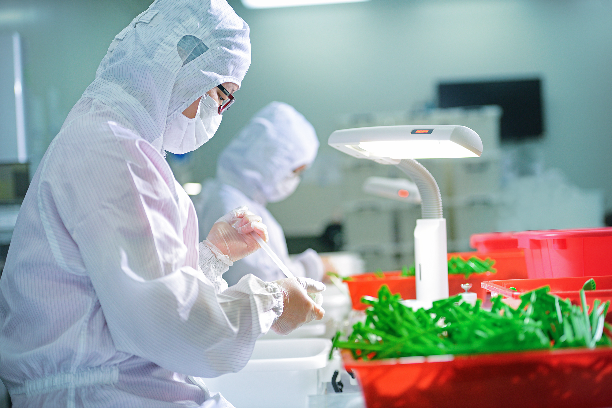 Cleanroom Assembly - YICHYI - Injection Molding Expert